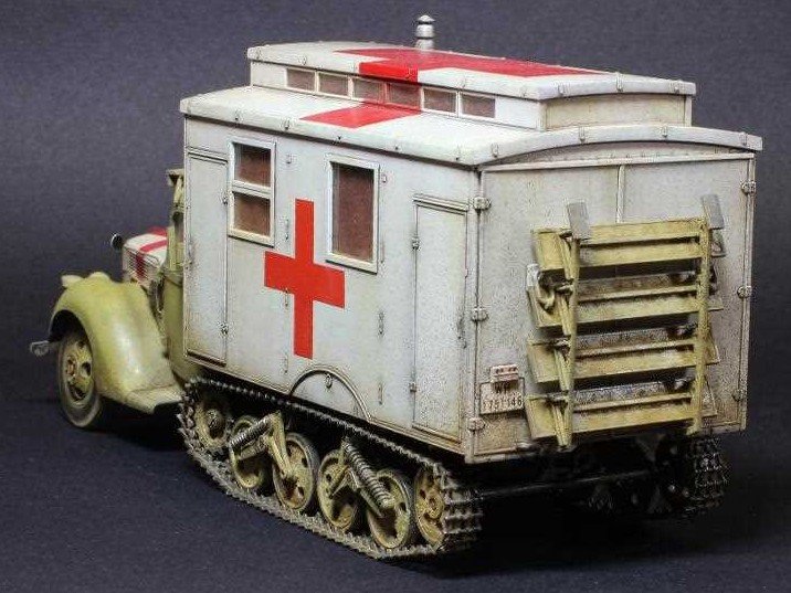 Модель ICM Германский санитарный автомобиль V3000S/SS M Maultier ...